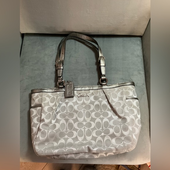 Coach | Bags | Vintage Classic Silver Grey Coach Purse With Classic C ...